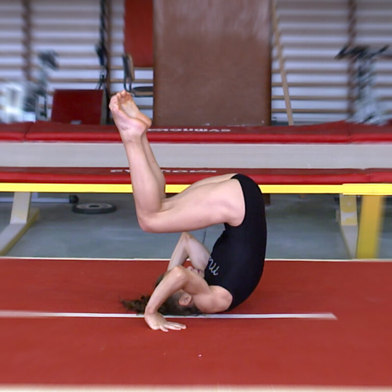 Vidéos au ralenti de la roulade arrière corps groupé au sol - GymneoTV