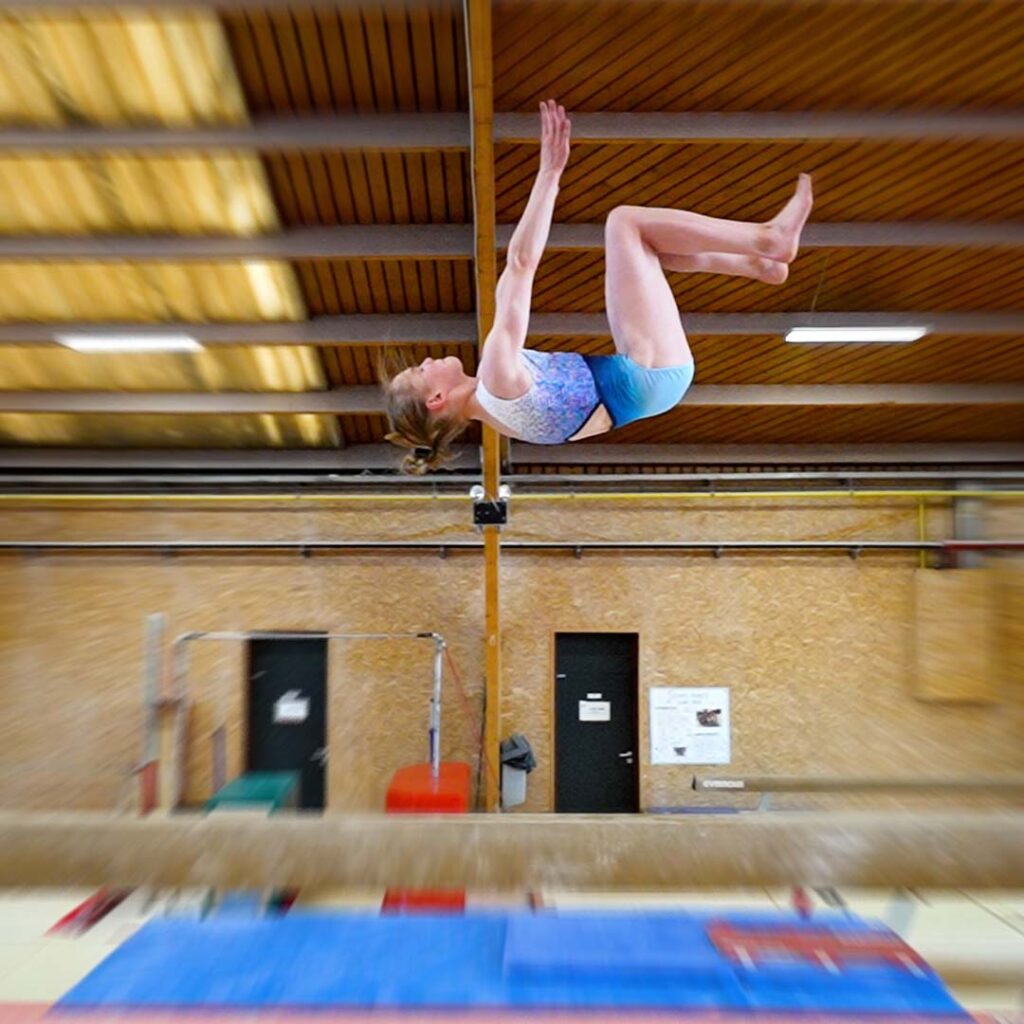 Vidéos au ralenti du salto arrière groupé à la poutre