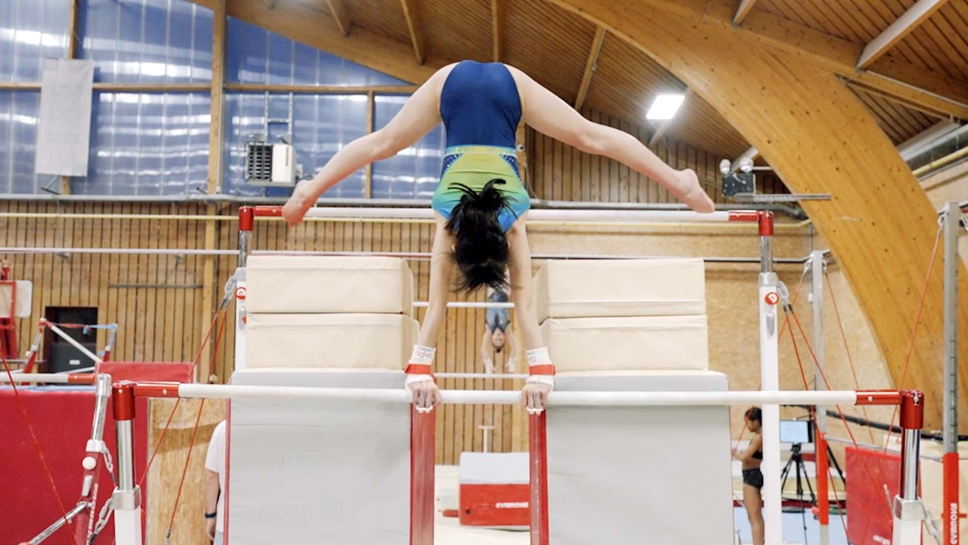 The cast to handstand with straddled legs – GymneoTV